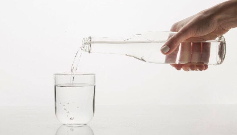 Early Pregnancy Shoulder Pain: Causes, Relief & Red Flags (2025)