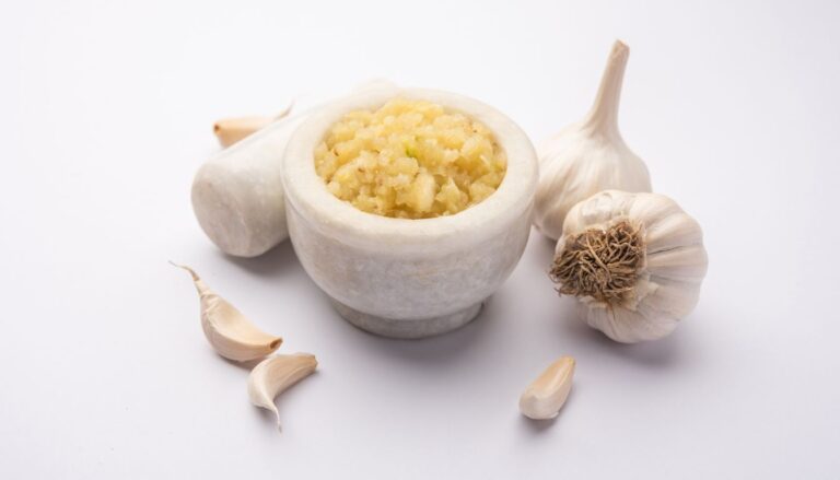 How to Make DIY Garlic Spray for Garden Pest Prevention (2025)